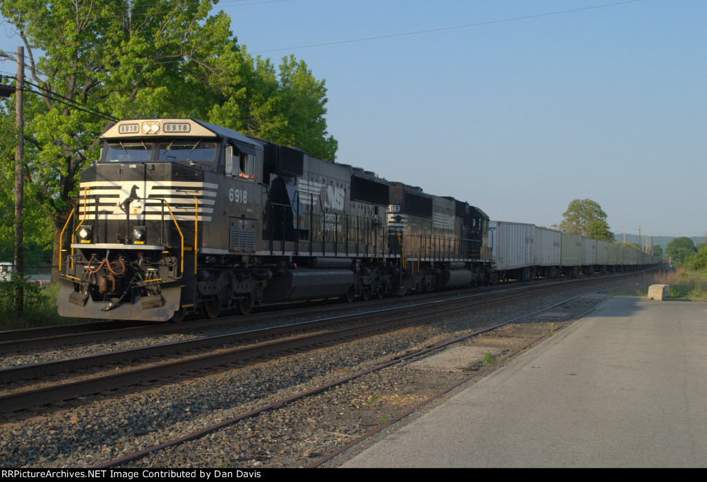 NS SD60E 6918 leads 261